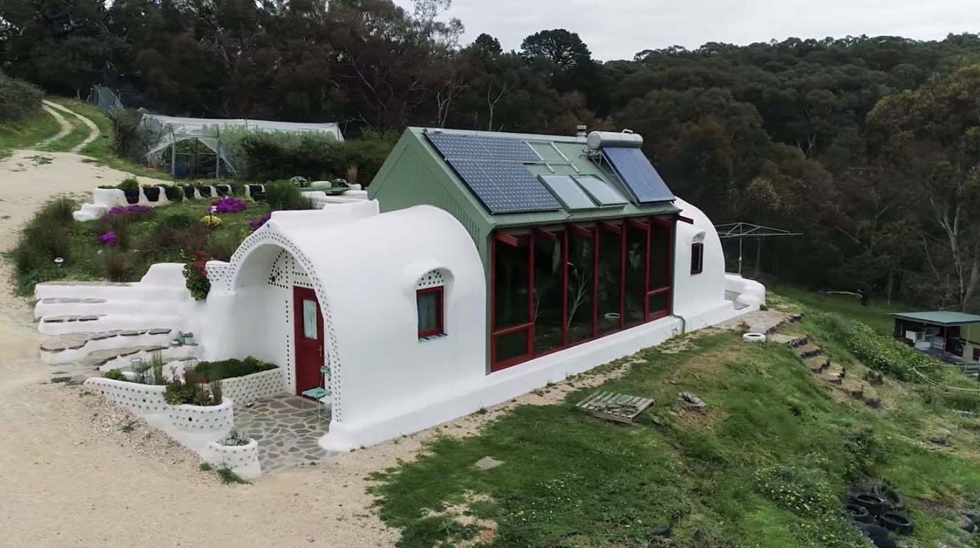 Y uno de un earthship bien aseado y bien construído - EcoHabitar