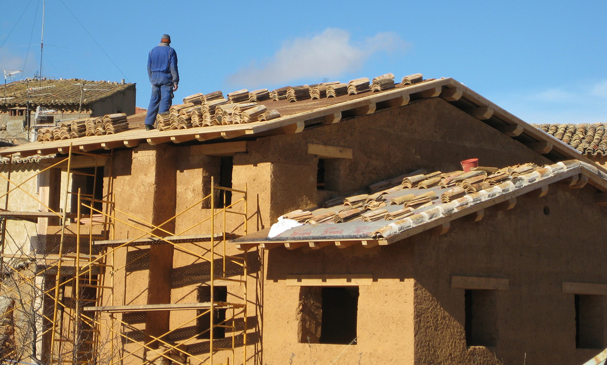 Construyendo en cob en invierno; una dura prueba - EcoHabitar