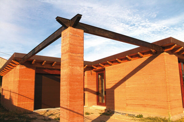 Vivienda de tapial con techo verde - EcoHabitar