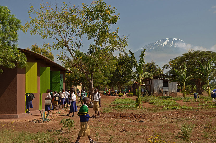 Biblioteca infantil en una comunidad local de Tanzania diseñada por ...